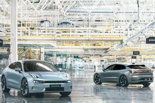 009, Zeekr sorpende con un monovolumen EV-Conduciendo.com